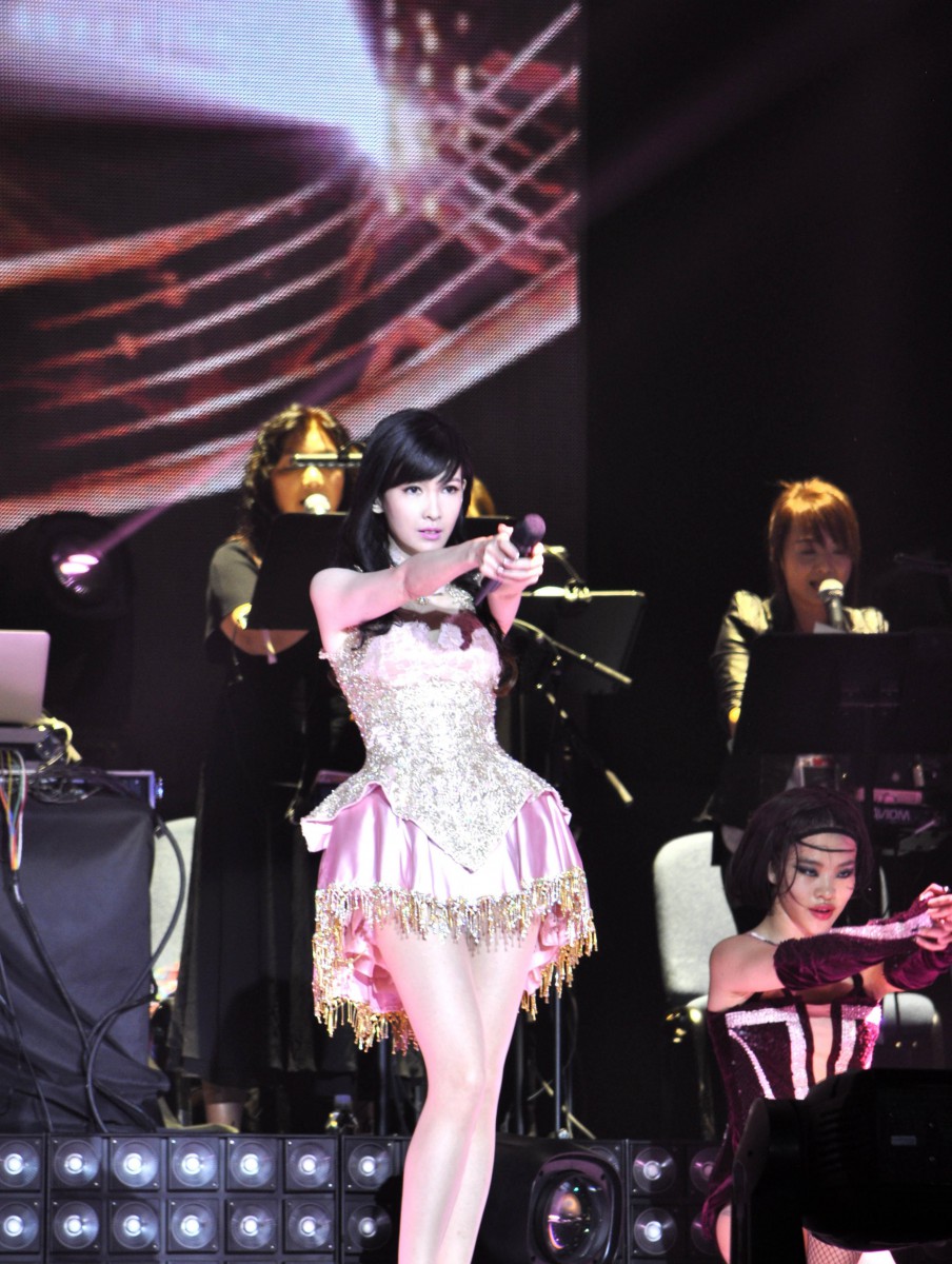 Vivian Chow Is 51 Years Old, But Look At Those Legs! #Hotdayum