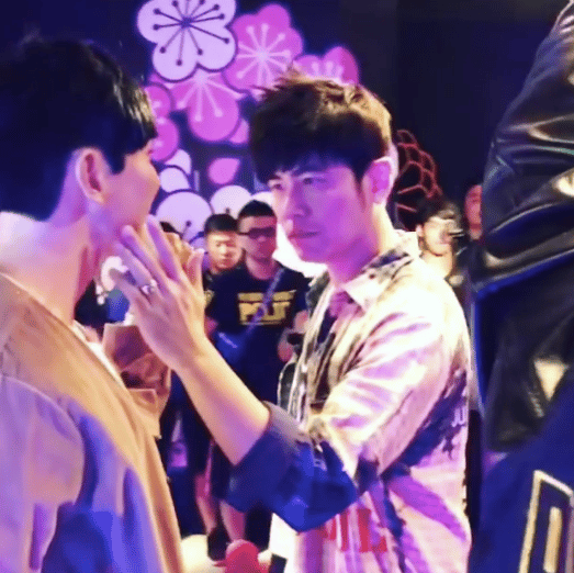 Jay Chou And JJ Lin Competes To See Whose Eyes Are Bigger In Singapore
