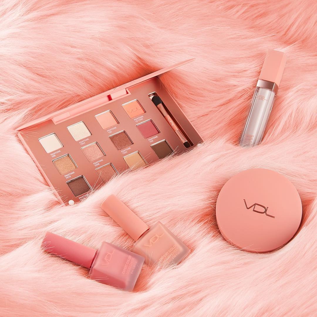 VDL Cosmetics Collaborates With Pantone For A Pretty, Coral Makeup ...