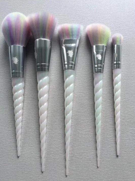 Chase Your Blues Away With 12 Aesthetically Pleasing Makeup Brush Set