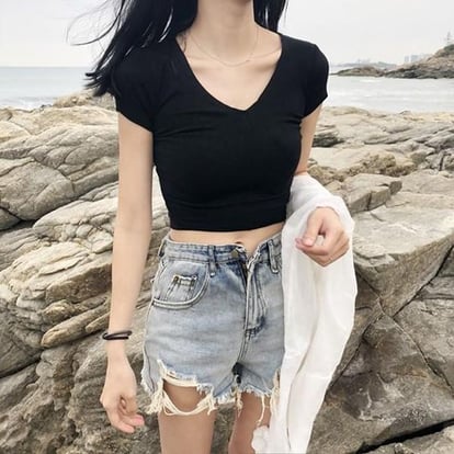 4 Must-Know Styling Tips For Petite Girls