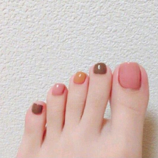 12 More Minimalist Mix & Match Colour Pedicures To Consider Pampering ...