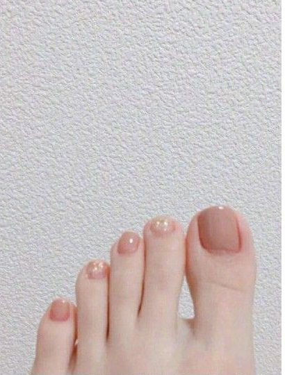 12 More Minimalist Mix & Match Colour Pedicures