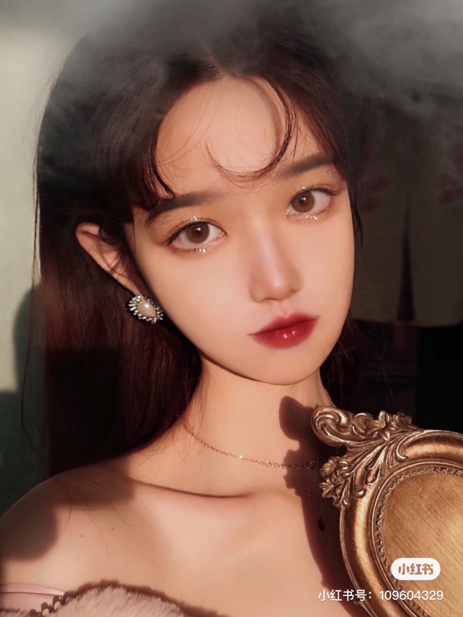 Pretty Glittery Party Makeup Looks To Usher In 2020