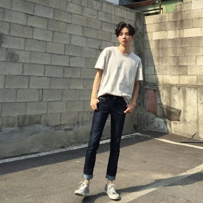 10 Easy & Natural Poses For Guys Who Are Awkward In Front Of The Camera