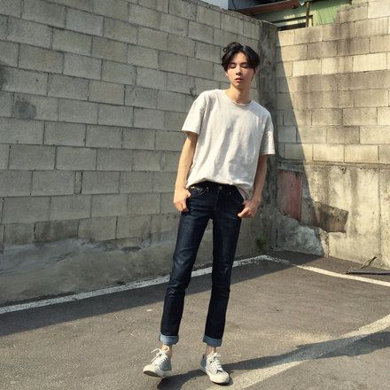 10 Easy & Natural Poses For Guys Who Are Awkward In Front Of The Camera ...