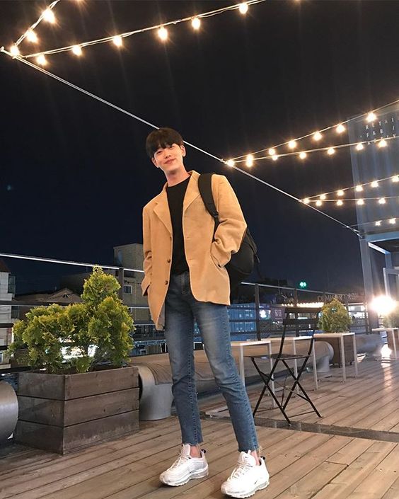 10 Easy & Natural Poses For Guys Who Are Awkward In Front Of The Camera