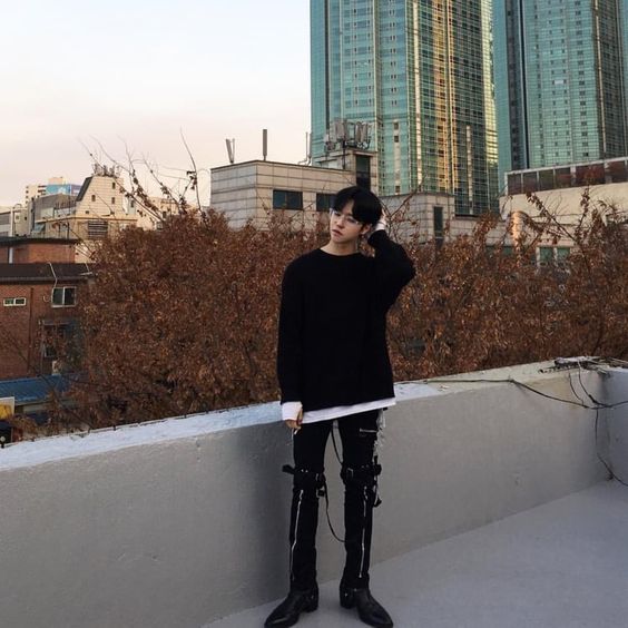 10 Easy & Natural Poses For Guys Who Are Awkward In Front Of The Camera ...