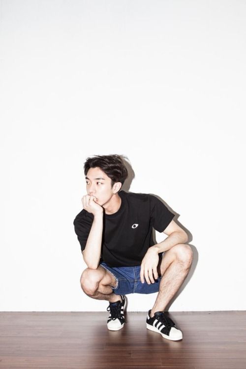 10 Easy & Natural Poses For Guys Who Are Awkward In Front Of The Camera ...