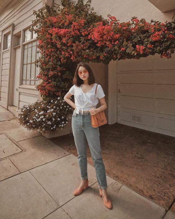 6 Easy Poses To Look Slimmer In Photos