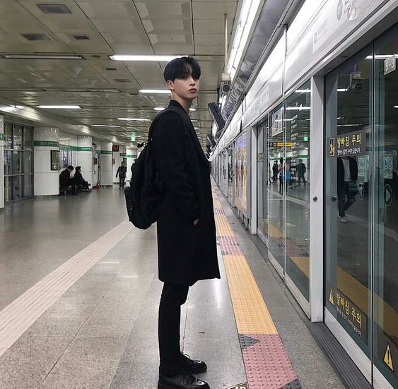 10 Easy & Natural Poses For Guys Who Are Awkward In Front Of The Camera