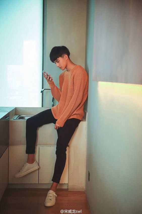 10 Easy & Natural Poses For Guys Who Are Awkward In Front Of The Camera ...