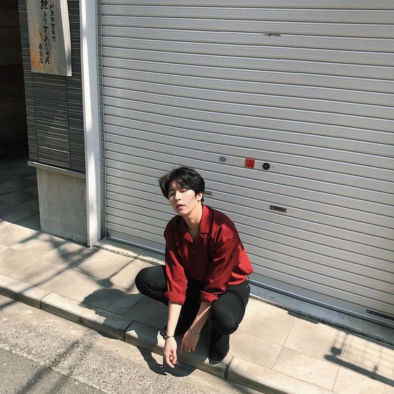 10 Easy & Natural Poses For Guys Who Are Awkward In Front Of The Camera ...