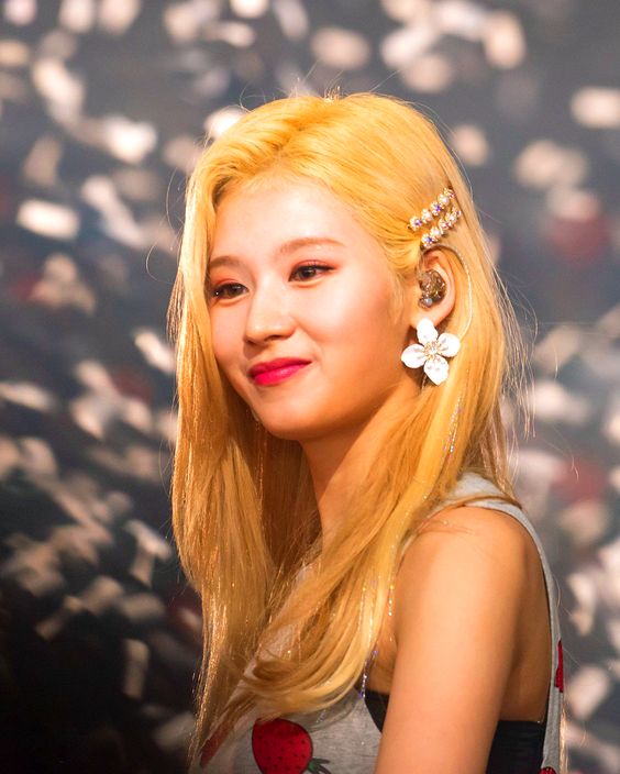 Take Style Inspiration From These Celebs Who Made Wearing Hair Clips A ...