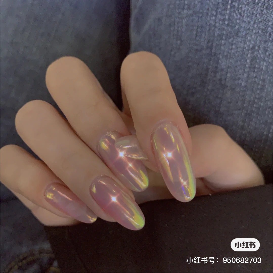 Holographic Nails That Will Reflect Light Beautifully To Try Out