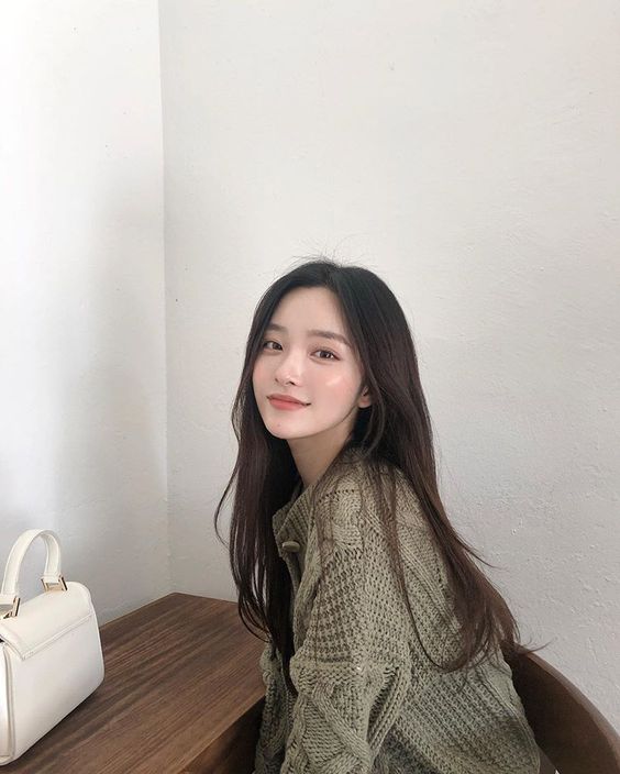 Easy & Quick Way To Style Middle Parting To Look Voluminous & Flattering