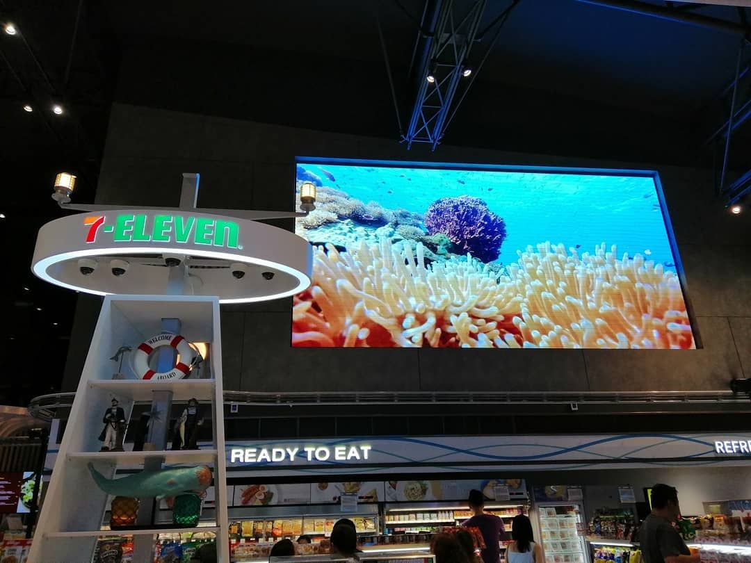 Thailand Has The World's Largest 7-Eleven With 2 Storeys & Cafe