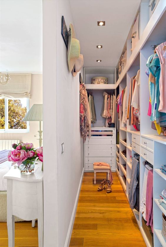 5 Elegant Walk-In Wardrobe Styles For Small HDB Bedrooms