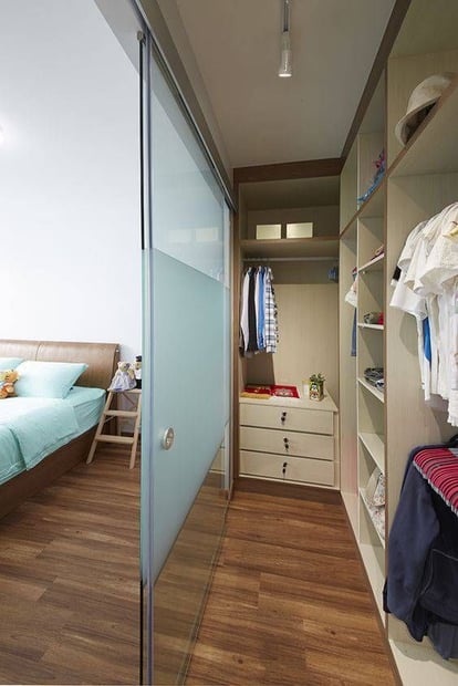 5 Elegant Walk-In Wardrobe Styles For Small HDB Bedrooms