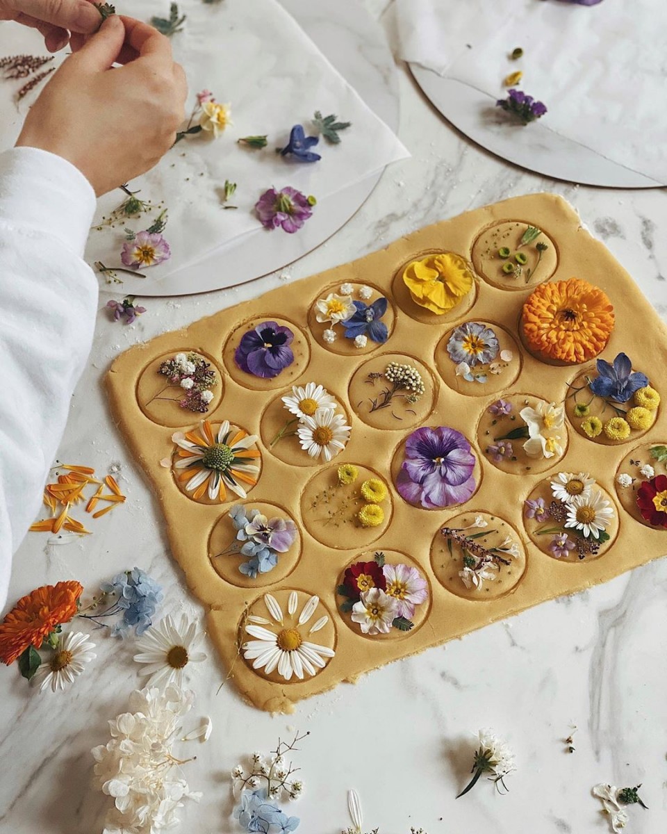 How To Make Edible Flower Cookies - Easy 4-Step Recipe