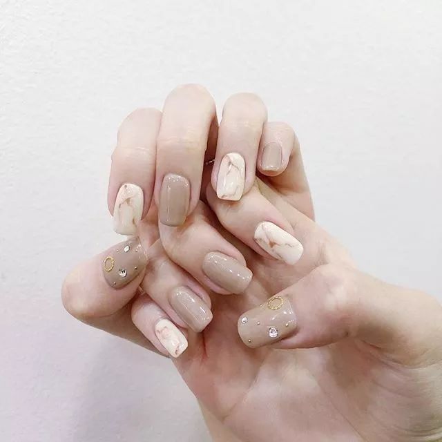 12 Soft, Subtle & Universally-Flattering Milk Tea-Inspired Nail Art ...