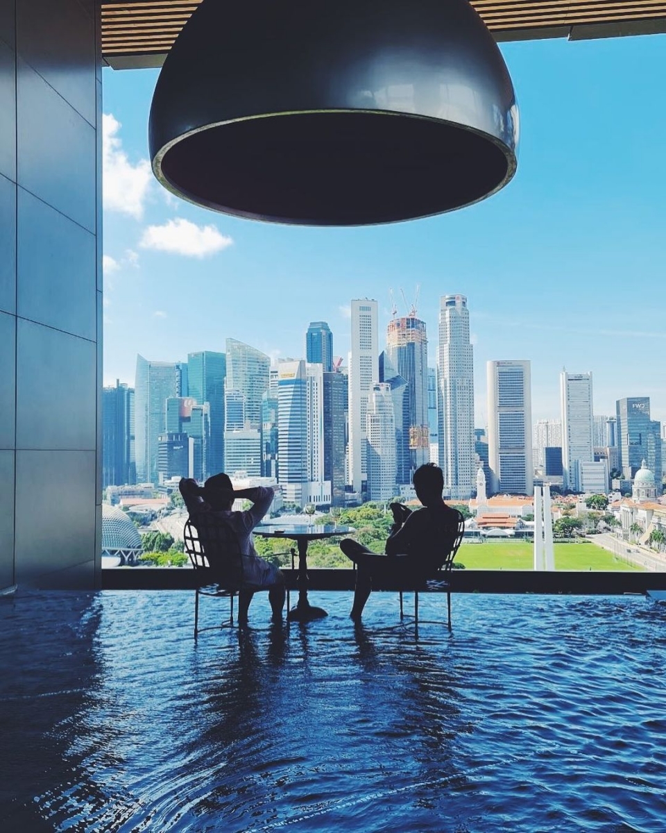 JW Marriott Hotel Singapore's Infinity Pool Looks Like You're Floating ...