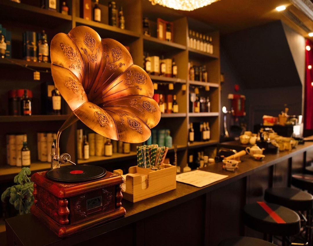 Full House Shanghai-Themed Bar Transforms Into Photo Studio In Singapore