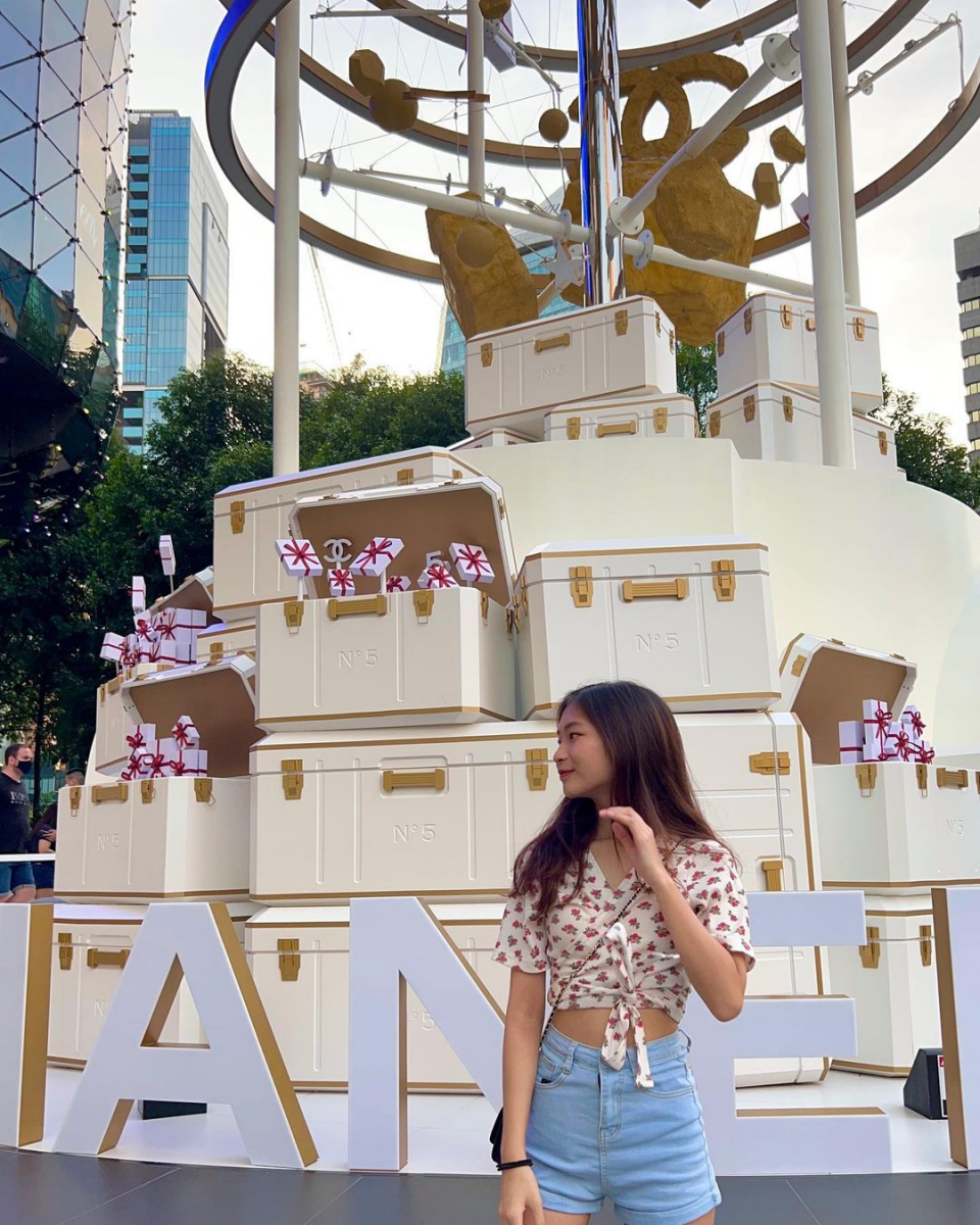 Chanel's Giant 18m Christmas Installation: Free Gifts & Light Show In ...