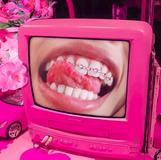 Sparkly Tooth Gems Are In And Here’s Where You Can Get Them Done In ...