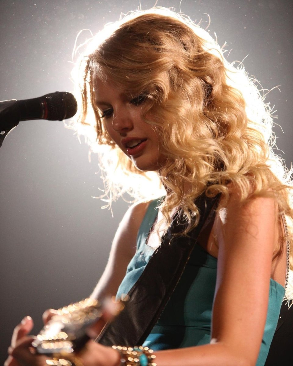 17 Inspirational Song Lyrics & Quotes From Taylor Swift